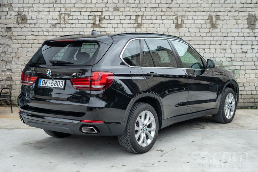 Black BMW X5 2017 in Liepaja, with an engine capacity of 3.00 L and mileage of 242 thousand km for 25000 €, photo 7 on AUTOMOTO.COM.LV