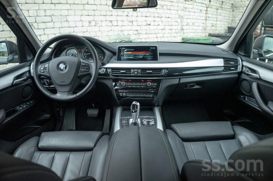 Black BMW X5 2017 in Liepaja, with an engine capacity of 3.00 L and mileage of 242 thousand km for 25000 €, photo 8 on AUTOMOTO.COM.LV