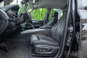 Black BMW X5 2017 in Liepaja, with an engine capacity of 3.00 L and mileage of 242 thousand km for 25000 €, photo 10 on AUTOMOTO.COM.LV
