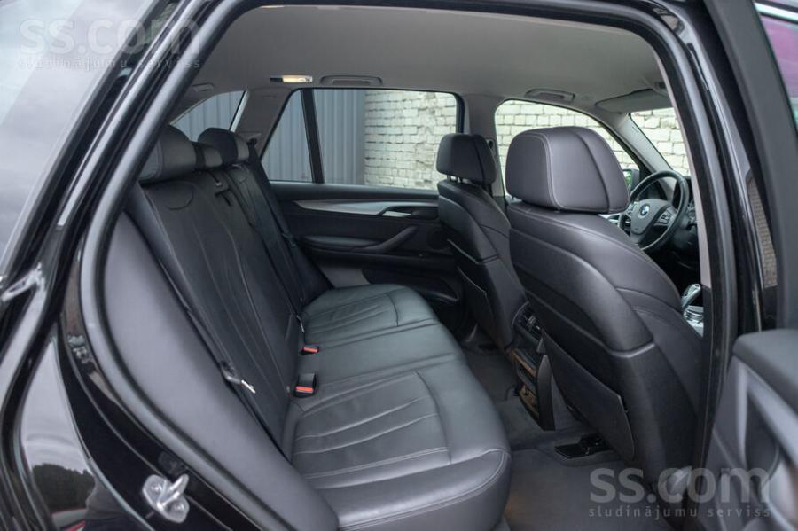 Black BMW X5 2017 in Liepaja, with an engine capacity of 3.00 L and mileage of 242 thousand km for 25000 €, photo 13 on AUTOMOTO.COM.LV