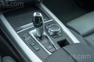 Black BMW X5 2017 in Liepaja, with an engine capacity of 3.00 L and mileage of 242 thousand km for 25000 €, photo 18 on AUTOMOTO.COM.LV
