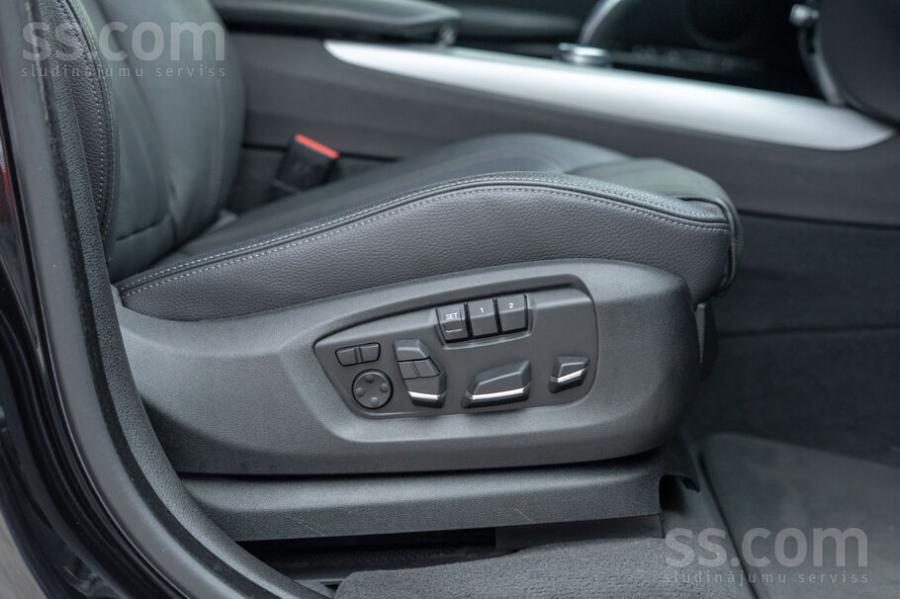 Black BMW X5 2017 in Liepaja, with an engine capacity of 3.00 L and mileage of 242 thousand km for 25000 €, photo 21 on AUTOMOTO.COM.LV