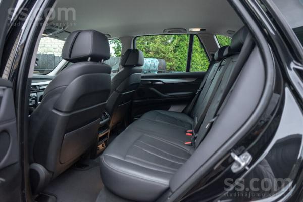 Black BMW X5 2017 in Liepaja, with an engine capacity of 3.00 L and mileage of 242 thousand km for 25000 €, photo 11 on AUTOMOTO.COM.LV