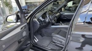Black BMW X5 2017 in Marijampole, with an engine capacity of 2.99 L and mileage of 160 thousand km for 24999 €, photo 13 on AUTOMOTO.COM.LV