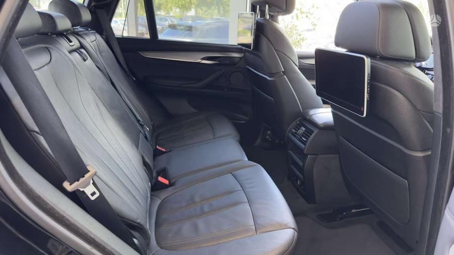 Black BMW X5 2017 in Marijampole, with an engine capacity of 2.99 L and mileage of 160 thousand km for 24999 €, photo 16 on AUTOMOTO.COM.LV