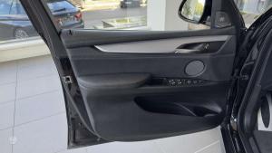 Black BMW X5 2017 in Marijampole, with an engine capacity of 2.99 L and mileage of 160 thousand km for 24999 €, photo 19 on AUTOMOTO.COM.LV