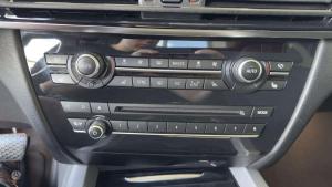 Black BMW X5 2017 in Marijampole, with an engine capacity of 2.99 L and mileage of 160 thousand km for 24999 €, photo 29 on AUTOMOTO.COM.LV