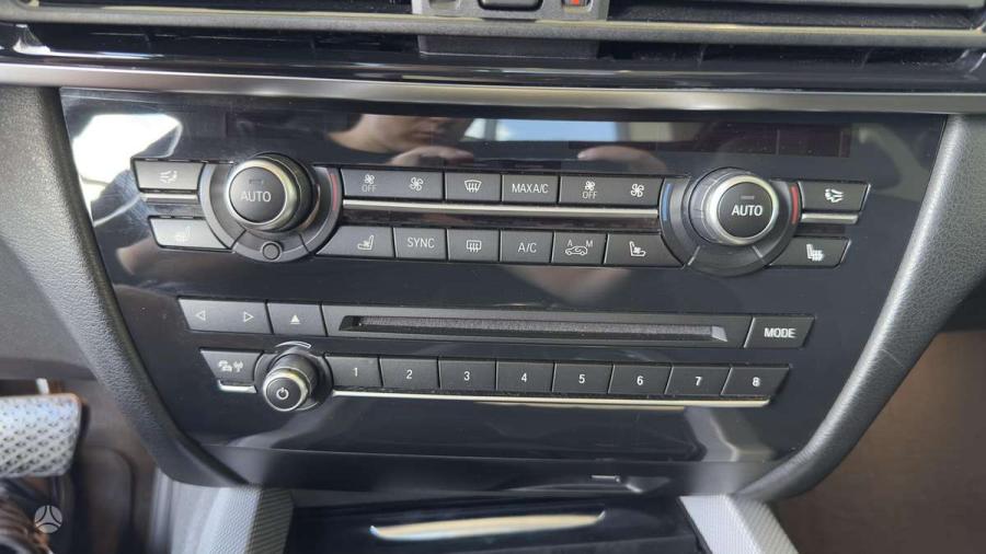Black BMW X5 2017 in Marijampole, with an engine capacity of 2.99 L and mileage of 160 thousand km for 24999 €, photo 29 on AUTOMOTO.COM.LV