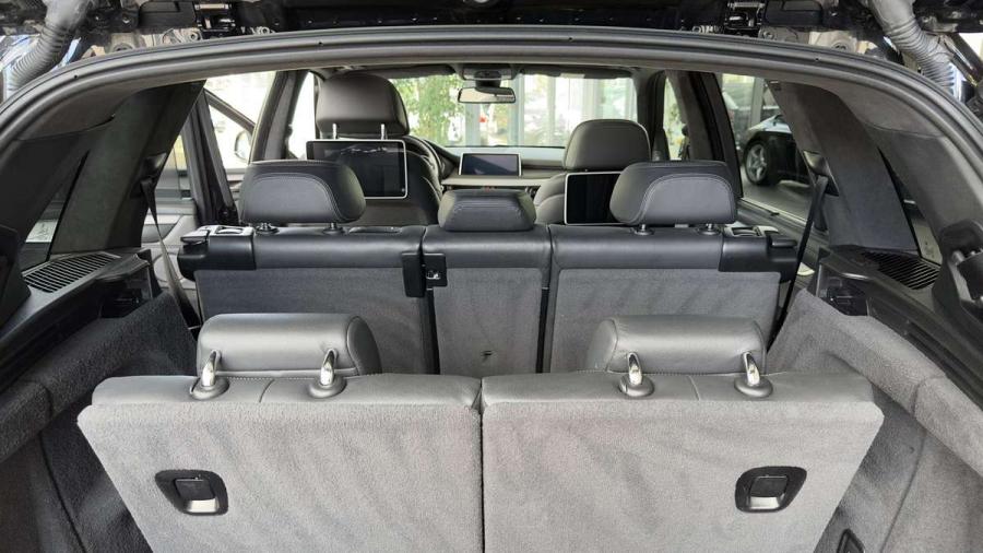 Black BMW X5 2017 in Marijampole, with an engine capacity of 2.99 L and mileage of 160 thousand km for 24999 €, photo 32 on AUTOMOTO.COM.LV