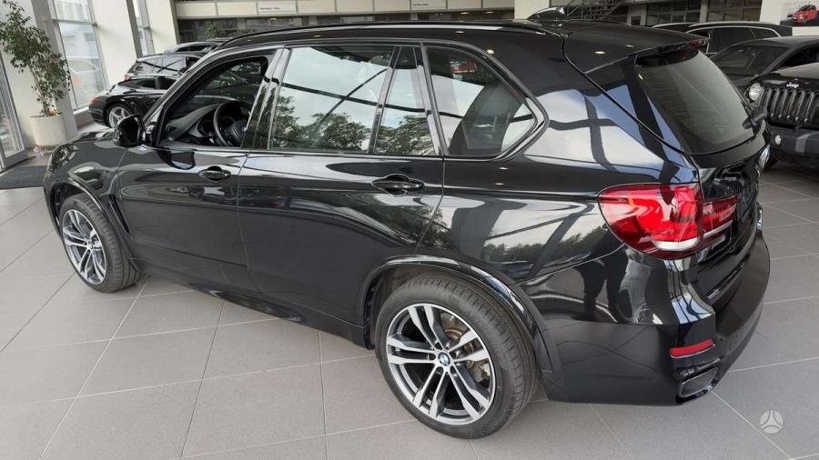 Black BMW X5 2017 in Marijampole, with an engine capacity of 2.99 L and mileage of 217 thousand km for 24999 €, photo 4 on AUTOMOTO.COM.LV
