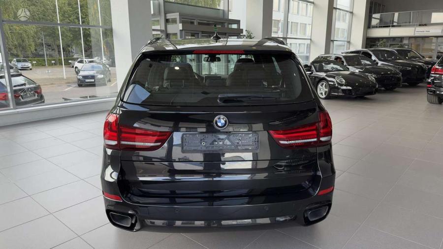 Black BMW X5 2017 in Marijampole, with an engine capacity of 2.99 L and mileage of 217 thousand km for 24999 €, photo 5 on AUTOMOTO.COM.LV