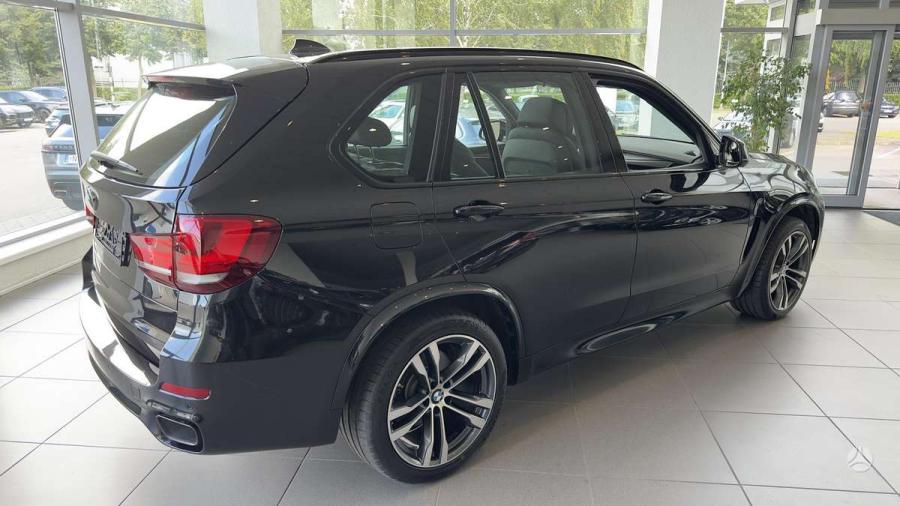 Black BMW X5 2017 in Marijampole, with an engine capacity of 2.99 L and mileage of 217 thousand km for 24999 €, photo 6 on AUTOMOTO.COM.LV