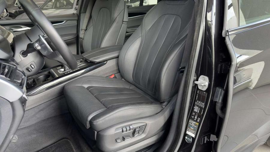 Black BMW X5 2017 in Marijampole, with an engine capacity of 2.99 L and mileage of 217 thousand km for 24999 €, photo 13 on AUTOMOTO.COM.LV