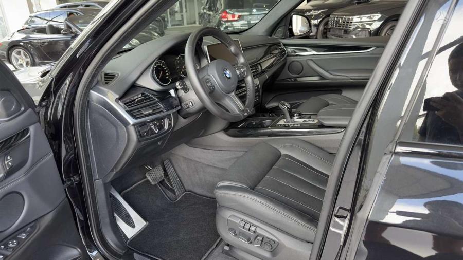 Black BMW X5 2017 in Marijampole, with an engine capacity of 2.99 L and mileage of 217 thousand km for 24999 €, photo 14 on AUTOMOTO.COM.LV