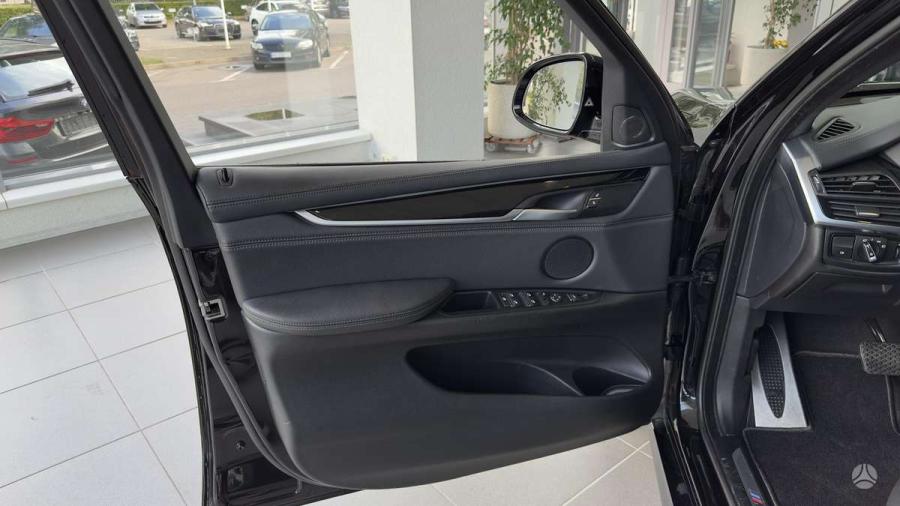 Black BMW X5 2017 in Marijampole, with an engine capacity of 2.99 L and mileage of 217 thousand km for 24999 €, photo 15 on AUTOMOTO.COM.LV
