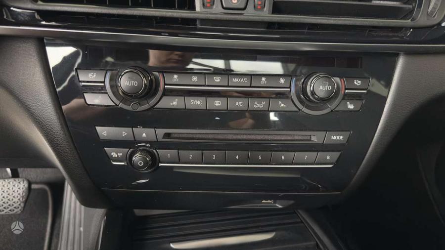 Black BMW X5 2017 in Marijampole, with an engine capacity of 2.99 L and mileage of 217 thousand km for 24999 €, photo 30 on AUTOMOTO.COM.LV
