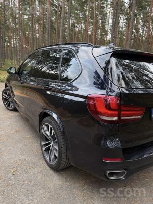 Black BMW X5 2017 in Riga, with an engine capacity of 3.00 L and mileage of 240 thousand km for 22900 €, photo 5 on AUTOMOTO.COM.LV