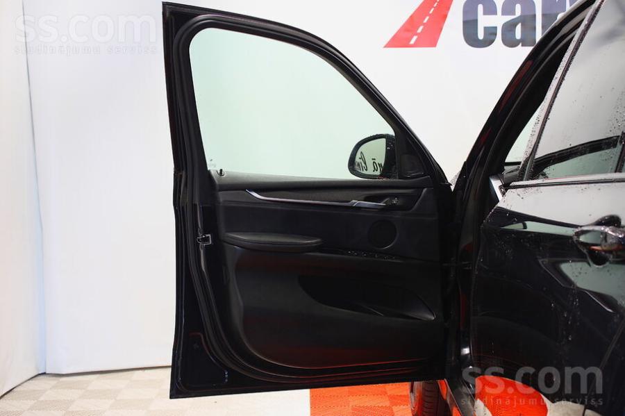 Black BMW X5 2017 in Riga, with an engine capacity of 3.00 L and mileage of 238 thousand km for 23900 €, photo 8 on AUTOMOTO.COM.LV