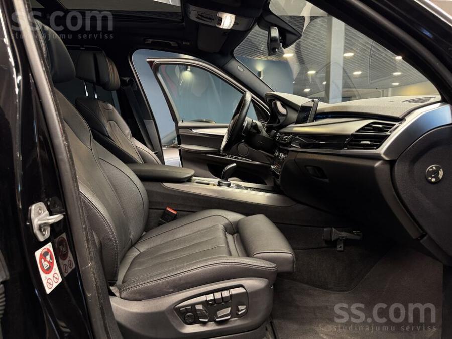 Black BMW X5 2018 in Riga, with an engine capacity of 3.00 L and mileage of 267 thousand km for 27900 €, photo 21 on AUTOMOTO.COM.LV