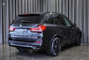 Black BMW X5 2018 in Marijampole, with an engine capacity of 2.99 L and mileage of 217 thousand km for 25950 €, photo 12 on AUTOMOTO.COM.LV