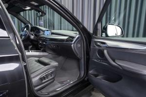 Black BMW X5 2018 in Marijampole, with an engine capacity of 2.99 L and mileage of 217 thousand km for 25950 €, photo 36 on AUTOMOTO.COM.LV