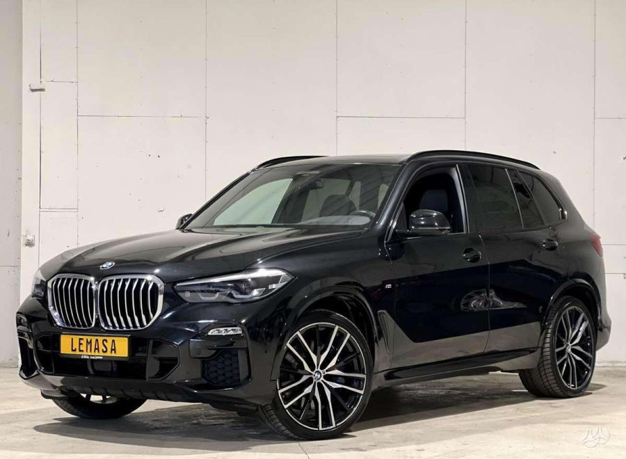 Black BMW X5 2018 in Klaipeda, with an engine capacity of 2.99 L and mileage of 119 thousand km for 43999 €, photo 1 on AUTOMOTO.COM.LV