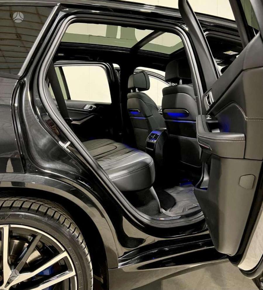 Black BMW X5 2018 in Klaipeda, with an engine capacity of 2.99 L and mileage of 119 thousand km for 43999 €, photo 15 on AUTOMOTO.COM.LV