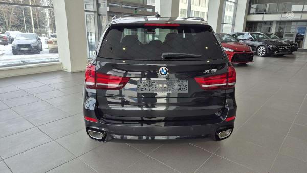 Black BMW X5 2018 in Marijampole, with an engine capacity of 2.99 L and mileage of 227 thousand km for 27999 €, photo 5 on AUTOMOTO.COM.LV