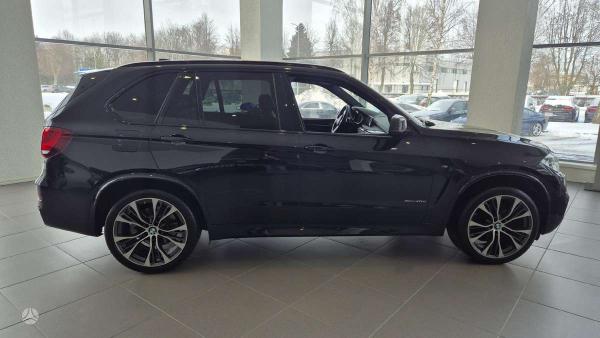 Black BMW X5 2018 in Marijampole, with an engine capacity of 2.99 L and mileage of 227 thousand km for 27999 €, photo 7 on AUTOMOTO.COM.LV