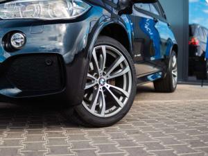 Black BMW X5 2018 in Marijampole, with an engine capacity of 3.00 L and mileage of 298 thousand km for 22750 €, photo 14 on AUTOMOTO.COM.LV