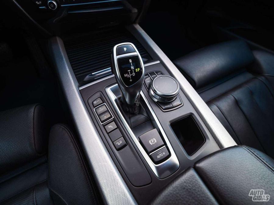 Black BMW X5 2018 in Marijampole, with an engine capacity of 3.00 L and mileage of 298 thousand km for 22750 €, photo 22 on AUTOMOTO.COM.LV
