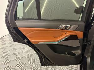 Black BMW X5 2018 in Marijampole, with an engine capacity of 2.99 L and mileage of 320 thousand km for 34650 €, photo 17 on AUTOMOTO.COM.LV