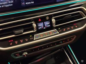 Black BMW X5 2018 in Marijampole, with an engine capacity of 2.99 L and mileage of 320 thousand km for 34650 €, photo 40 on AUTOMOTO.COM.LV