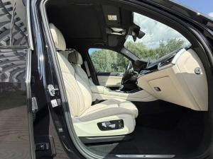 Black BMW X5 2018 in Riga, with an engine capacity of 3.00 L and mileage of 130 thousand km for 45900 €, photo 11 on AUTOMOTO.COM.LV
