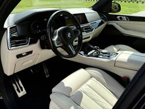 Black BMW X5 2018 in Riga, with an engine capacity of 3.00 L and mileage of 130 thousand km for 45900 €, photo 14 on AUTOMOTO.COM.LV