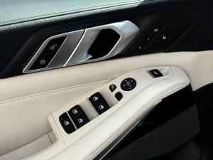 Black BMW X5 2018 in Riga, with an engine capacity of 3.00 L and mileage of 130 thousand km for 45900 €, photo 17 on AUTOMOTO.COM.LV