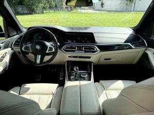 Black BMW X5 2018 in Riga, with an engine capacity of 3.00 L and mileage of 130 thousand km for 45900 €, photo 32 on AUTOMOTO.COM.LV