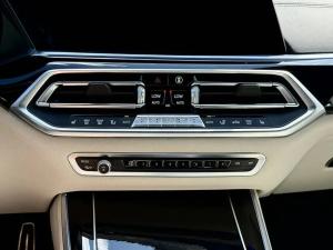 Black BMW X5 2018 in Riga, with an engine capacity of 3.00 L and mileage of 130 thousand km for 45900 €, photo 39 on AUTOMOTO.COM.LV