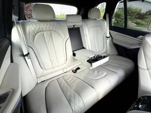 Black BMW X5 2018 in Riga, with an engine capacity of 3.00 L and mileage of 130 thousand km for 45900 €, photo 42 on AUTOMOTO.COM.LV