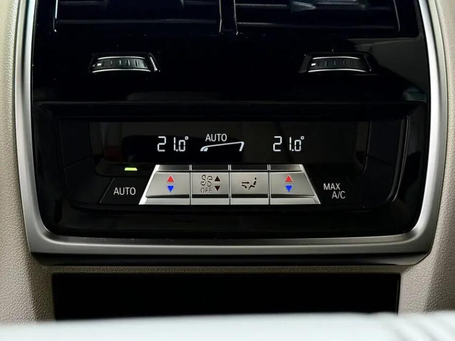 Black BMW X5 2018 in Riga, with an engine capacity of 3.00 L and mileage of 130 thousand km for 45900 €, photo 43 on AUTOMOTO.COM.LV