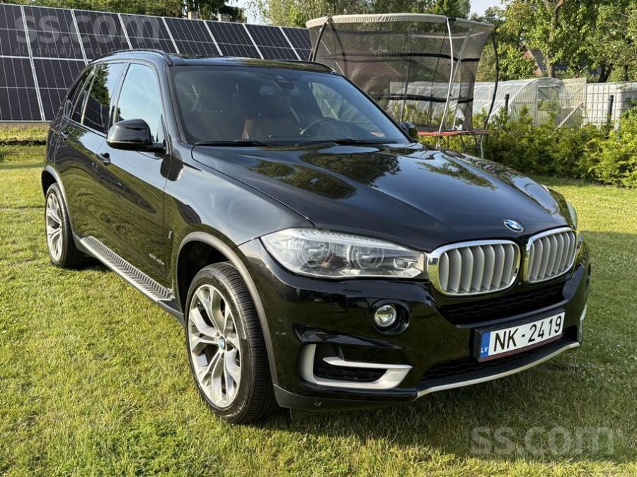 Black BMW X5 2018 in Riga, with an engine capacity of 2.00 L and mileage of 106 thousand km for 25000 €, photo 4 on AUTOMOTO.COM.LV