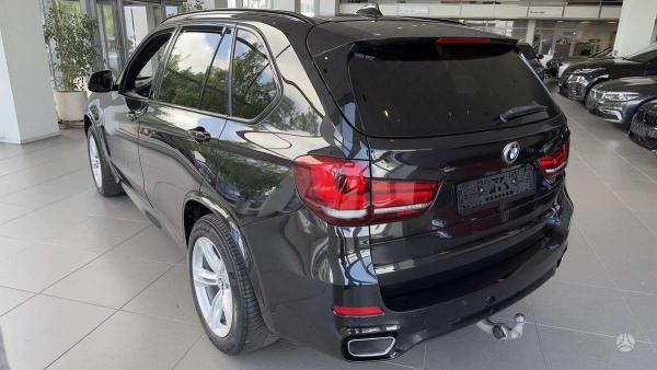 Black BMW X5 2018 in Marijampole, with an engine capacity of 2.99 L and mileage of 210 thousand km for 26999 €, photo 3 on AUTOMOTO.COM.LV