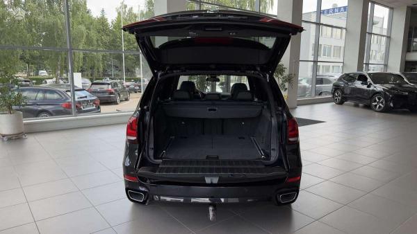 Black BMW X5 2018 in Marijampole, with an engine capacity of 2.99 L and mileage of 210 thousand km for 26999 €, photo 5 on AUTOMOTO.COM.LV