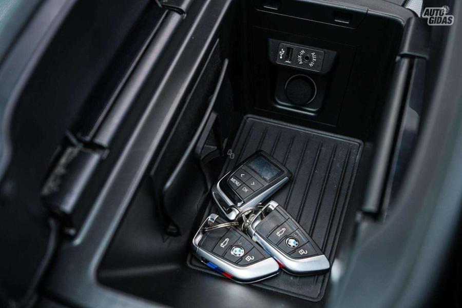 Black BMW X5 2018 in Kaunas, with an engine capacity of 3.00 L and mileage of 256 thousand km for 26450 €, photo 25 on AUTOMOTO.COM.LV
