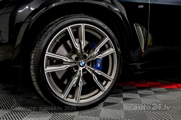 Black BMW X5 2018 in Parnu, with an engine capacity of 3.00 L and mileage of 179 thousand km for 39900 €, photo 3 on AUTOMOTO.COM.LV