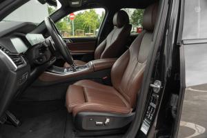 Black BMW X5 2018 in Vilnius, with an engine capacity of 2.99 L and mileage of 167 thousand km for 35950 €, photo 13 on AUTOMOTO.COM.LV
