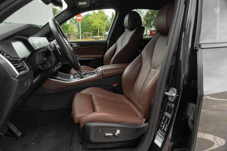 Black BMW X5 2018 in Vilnius, with an engine capacity of 2.99 L and mileage of 167 thousand km for 35950 €, photo 13 on AUTOMOTO.COM.LV