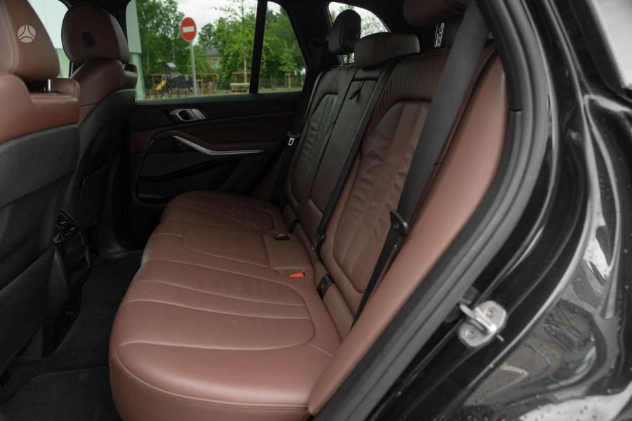 Black BMW X5 2018 in Vilnius, with an engine capacity of 2.99 L and mileage of 167 thousand km for 35950 €, photo 15 on AUTOMOTO.COM.LV