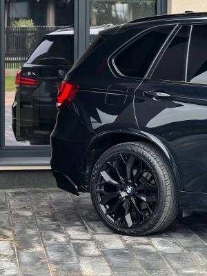 Black BMW X5 2018 in Riga, with an engine capacity of 3.00 L and mileage of 169 thousand km for 29800 €, photo 6 on AUTOMOTO.COM.LV