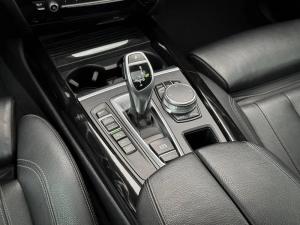 Black BMW X5 2018 in Riga, with an engine capacity of 3.00 L and mileage of 169 thousand km for 29800 €, photo 20 on AUTOMOTO.COM.LV